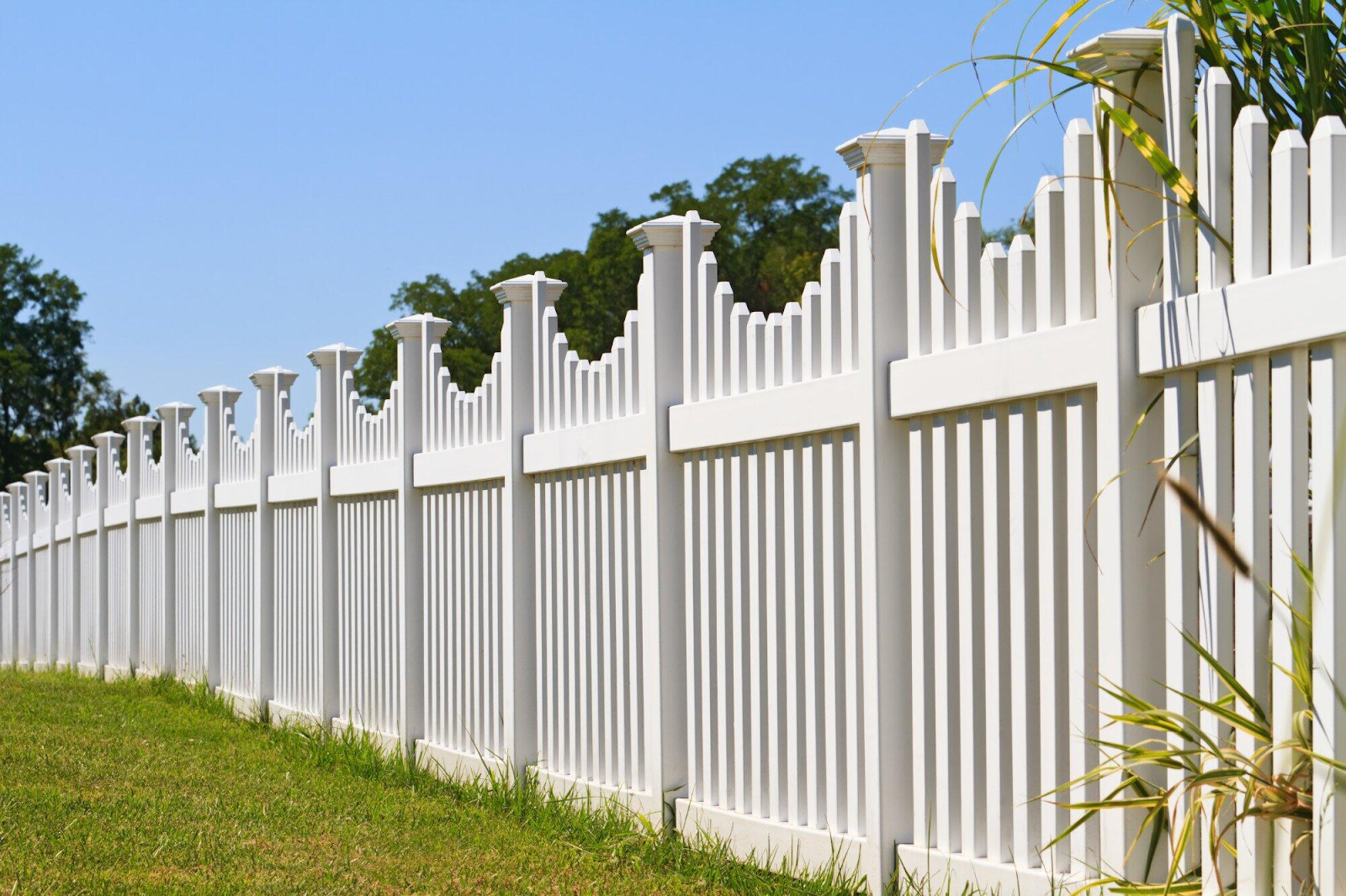 7 Factors to Consider When Choosing a Vinyl Fence Gate