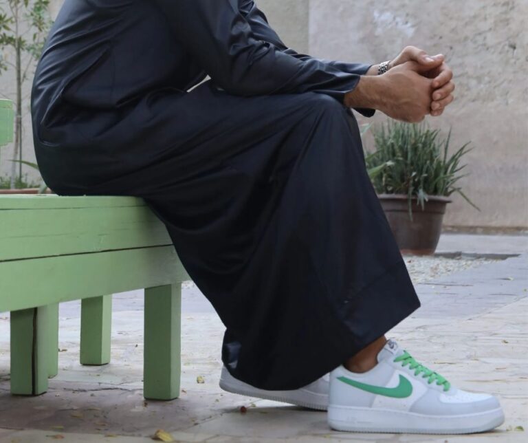 Beginner's Guide: How to Style Your Black Thobe